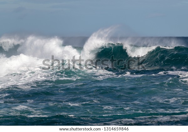 Dramatic Ocean Wave Curls Rips Over Stock Photo 1314659846 | Shutterstock