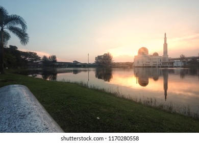 Dramatic Sunrise Reflection Assalam Mosque Masjid Stock Photo ...