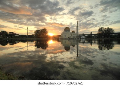 Dramatic Sunrise Reflection Assalam Mosque Masjid Stock Photo 710702761 ...