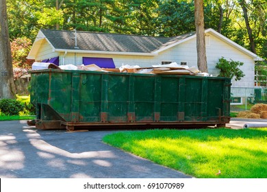 Dumpsters Being Full Garbage Container Trash Foto stock 691070989 ...