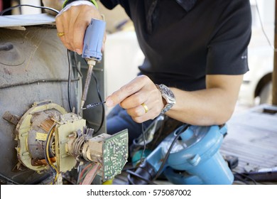 Electronics Technician Stock Photo 575087002 | Shutterstock
