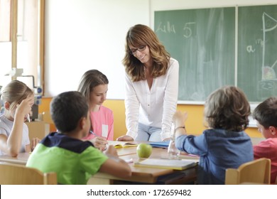 63,260 Students looking at teacher Images, Stock Photos & Vectors ...