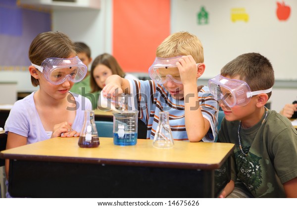 Elementary School Students Doing Science Experiment : photo de stock ...