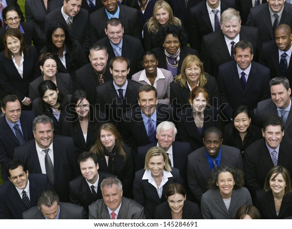 Photo de stock Vue d'ensemble d'un grand groupe d'hommes 145284691 ...