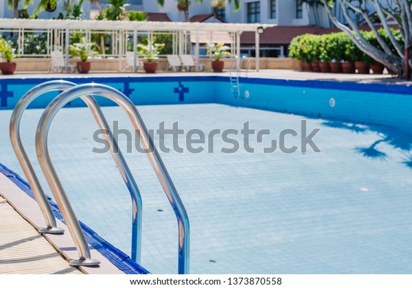Empty Dry Swimming Pool Preparing Cleaning Stock Photo 1373870558 ...