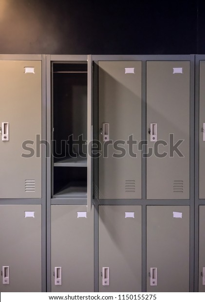 Photo de stock Chambre de casier vide avec porte 1150155275 | Shutterstock