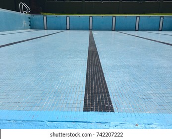 Empty Swiming Pool Stock Photo 742207222 | Shutterstock