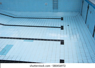 Empty Swimming Pool Stock Photo 580456972 | Shutterstock