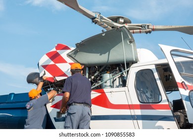 Engineer Maintaining Helicopter Engine Stock Photo 1090855583 ...