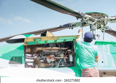 Engineer Maintaining Helicopter Engine Stock Photo 265271882 | Shutterstock