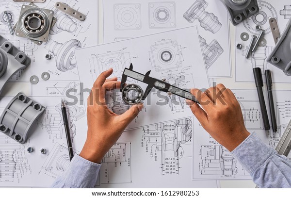 Engineer Technician Designing Drawings Engineering Engine库存照片1612980253 ...