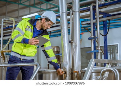 Engineer Under Inspection Checking Construction Process Foto stock ...