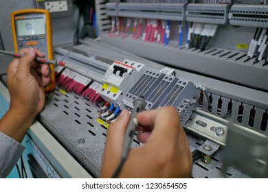 Engineer Use Multimeter Check Circuit Wiring 스톡 사진 1230654505 ...