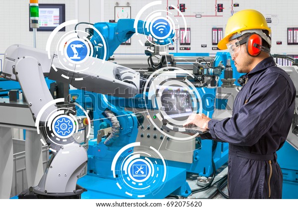 Ingenieur mit Laptop-Computer für die Wartung von automatischen ...