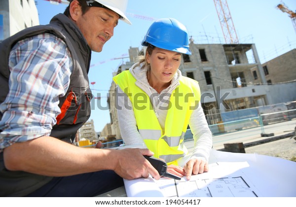 Reading construction plans 6,502 รายการ ภาพ ภาพสต็อกและเวกเตอร์ ...