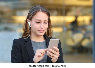 5,826 Using Earbuds Images, Stock Photos & Vectors | Shutterstock