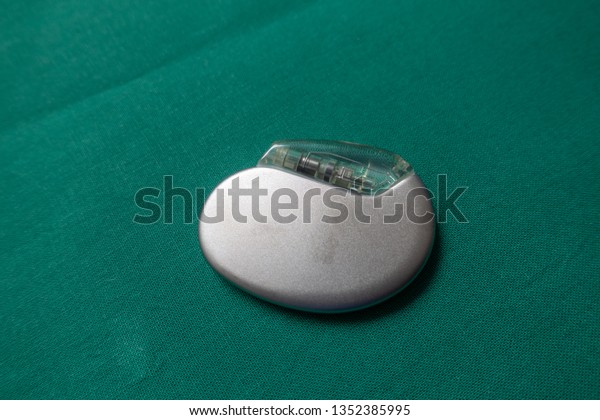 Explanted Pacemaker On Green Surgical Drape Stock Photo 1352385995 ...