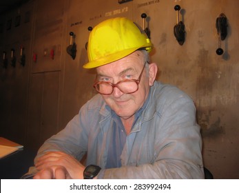 105,289 Old construction worker Images, Stock Photos & Vectors ...