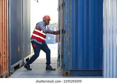 861 Black man carrying opened box Images, Stock Photos & Vectors ...