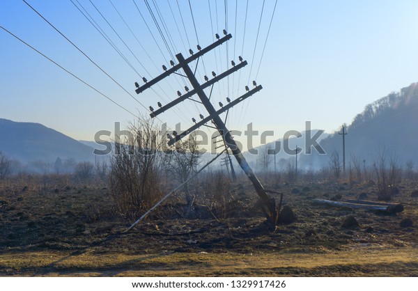 427 Telephone pole down: immagini, foto stock e grafica vettoriale ...