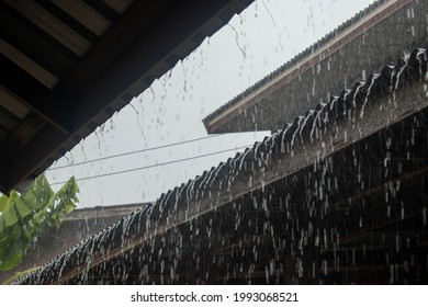 1,888 Rain falling roof Images, Stock Photos & Vectors | Shutterstock