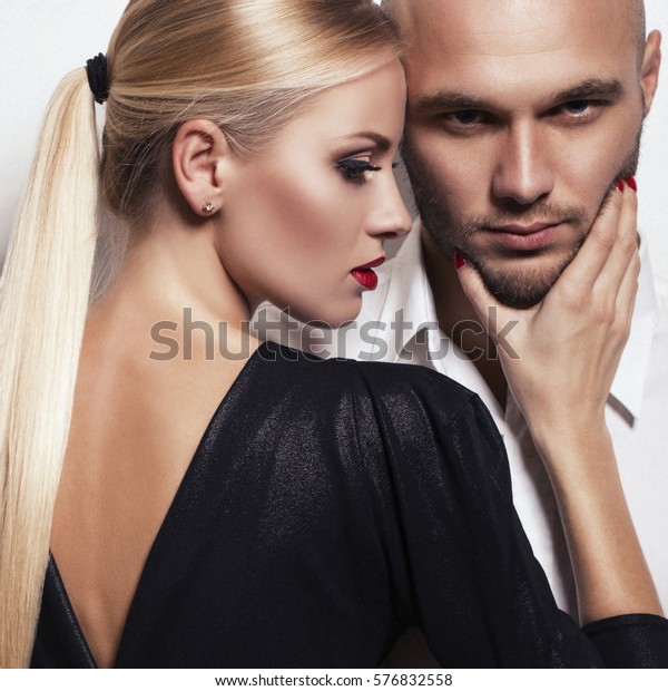 时尚工作室照片激情的夫妇。华丽的女人与金发冒充英俊的男人金发库存照片576832558 Shutterstock