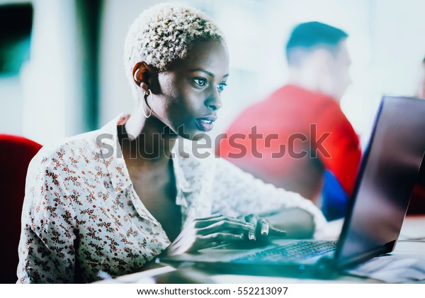 Female Programmiererin, die an IT-Projekten im Firmenbüro arbeitet