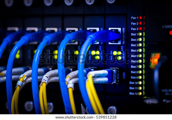 Conectividad de fibra, red, cables de servidor.red instalados en el rack.