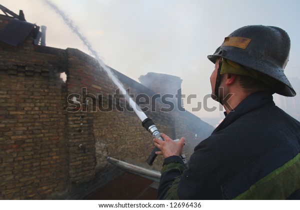 Fireman Fighting Fire Stockfoto 12696436 | Shutterstock