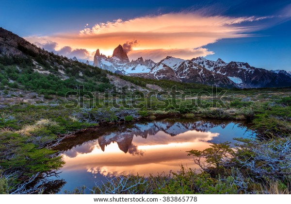 Fitz Roy vista con reflexión en el estanque ubicado en la Patagonia ...