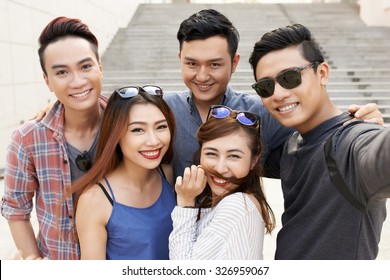 Five Friends Posing Take Self Portrait Stock Photo 326959067 | Shutterstock