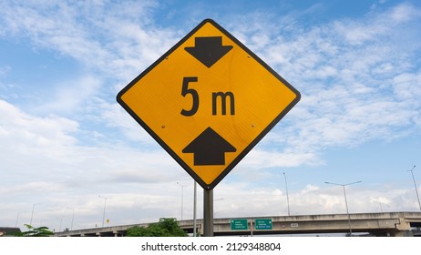 Five Meter Height Space Limit Sign Stock Photo 2129348804 | Shutterstock