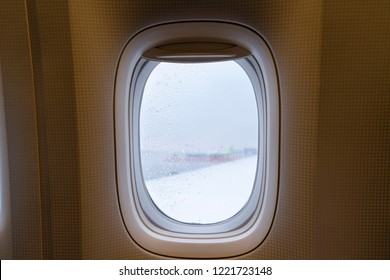 Airplane Window View Runway Huge Airplane Foto stock 1330475774 ...
