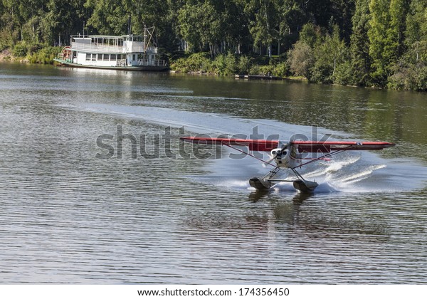 Float Plane Landing On Chena River Stock Photo 174356450 | Shutterstock