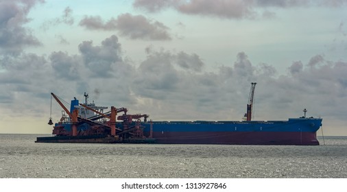 29 Floating crane transhipper Images, Stock Photos & Vectors | Shutterstock