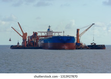 29 Floating crane transhipper Images, Stock Photos & Vectors | Shutterstock