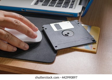 1,768 Floppy disk hand Images, Stock Photos & Vectors | Shutterstock