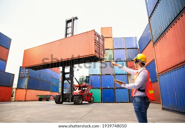 Foreman Operator Ordering Moving Containers Laptop Foto stock ...