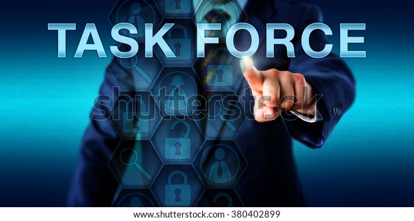 Photo de stock de L'expert légiste appuie sur l'interface TASK ...