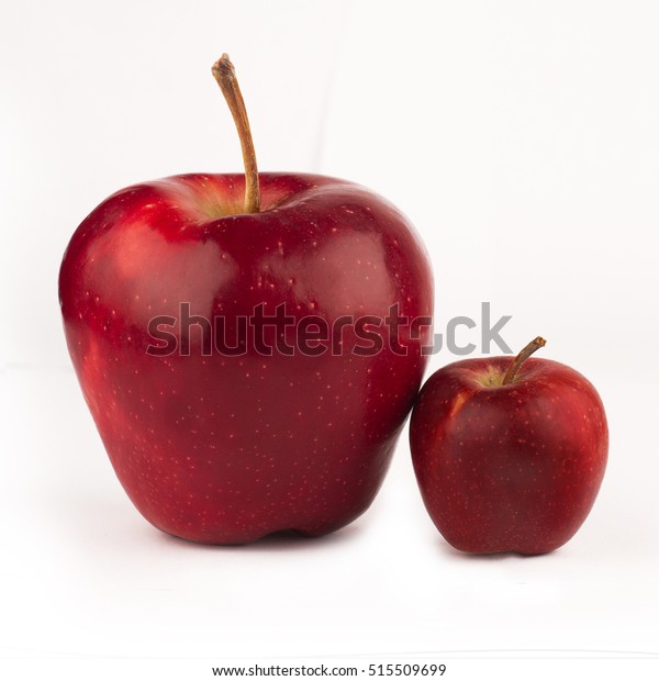vista frontal de una gran manzana roja junto a una pequeña aislada de ...