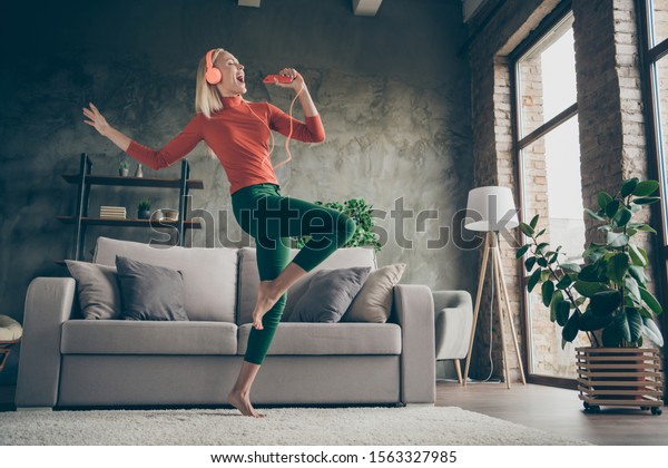 Full Body Low Below Angle View库存照片1563327985 | Shutterstock