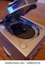Gamecube: imágenes, fotos de stock y vectores | Shutterstock