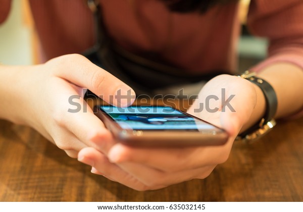 Girl Constantly Checking Their Notifications Social库存照片635032145 ...