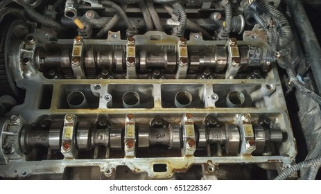 Стоковая фотография 1748254178: Cylinder Head 3sz Engine Seen Above ...
