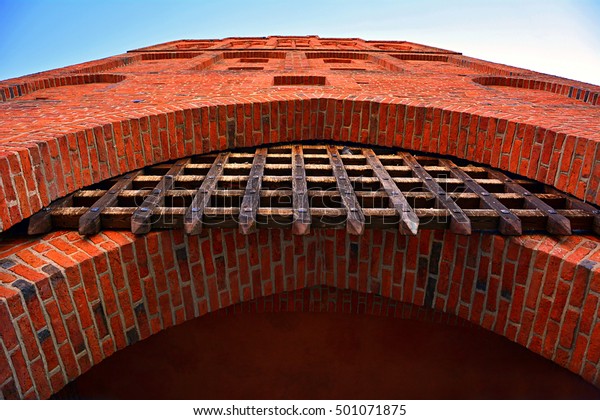 Gothic Brick Gate Tower Verticallyclosing Metal库存照片501071875 | Shutterstock
