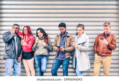 16,399 Indian people using mobile Images, Stock Photos & Vectors ...