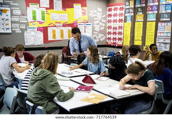 Grupo de estudiantes que aprenden en el aula