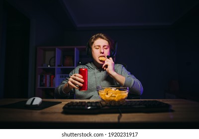 2,679 Guy Eating Chips Images, Stock Photos & Vectors | Shutterstock