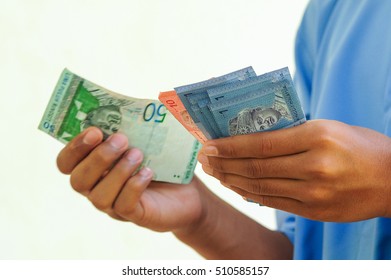 Hand Holding Counting Malaysian Ringgit Banknotes Foto stock 510585157 ...