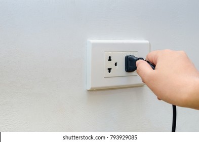Hand Putting Plug Into Electricity Socket库存照片272889212 | Shutterstock